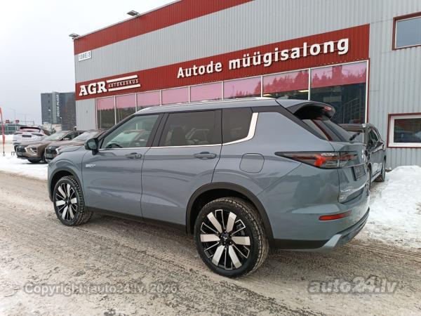 Pelēks Mitsubishi Outlander 2026 Tallina, ar dzinēja tilpumu 2.40 L un nobraukumu 41 tūkst. km par 52900 €, foto 2 vietnē AUTOMOTO.COM.LV