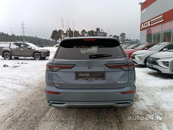 Pelēks Mitsubishi Outlander 2026 Tallina, ar dzinēja tilpumu 2.40 L un nobraukumu 41 tūkst. km par 52900 €, foto 4 vietnē AUTOMOTO.COM.LV