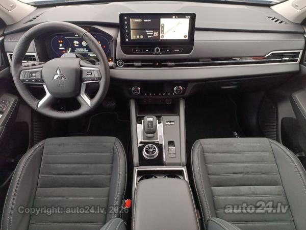 Pelēks Mitsubishi Outlander 2026 Tallina, ar dzinēja tilpumu 2.40 L un nobraukumu 41 tūkst. km par 52900 €, foto 5 vietnē AUTOMOTO.COM.LV
