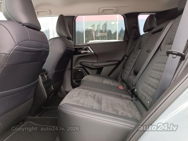 Pelēks Mitsubishi Outlander 2026 Tallina, ar dzinēja tilpumu 2.40 L un nobraukumu 41 tūkst. km par 52900 €, foto 8 vietnē AUTOMOTO.COM.LV