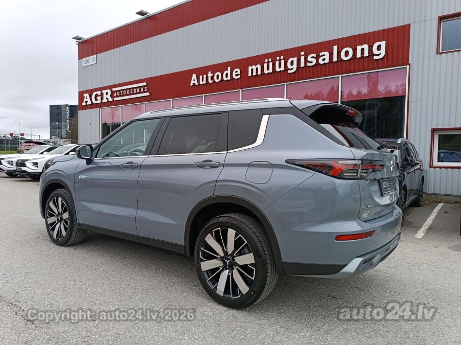 Grey Mitsubishi Outlander 2026 in Tallinn, with an engine capacity of 2.40 L and mileage of 2 thousand km for 50990 €, photo 3 on AUTOMOTO.COM.LV