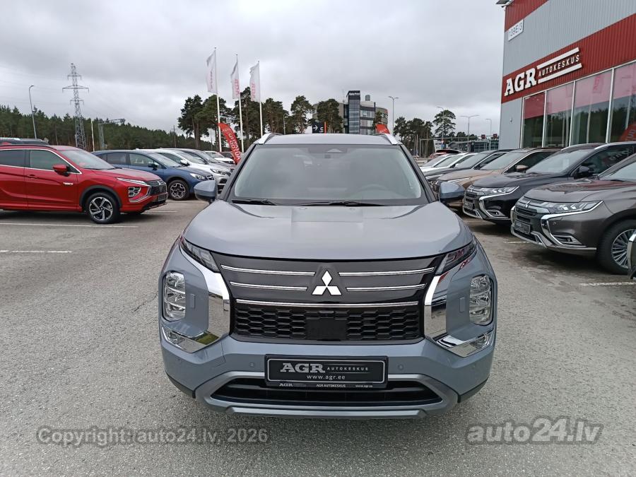 Grey Mitsubishi Outlander 2026 in Tallinn, with an engine capacity of 2.40 L and mileage of 2 thousand km for 50990 €, photo 4 on AUTOMOTO.COM.LV