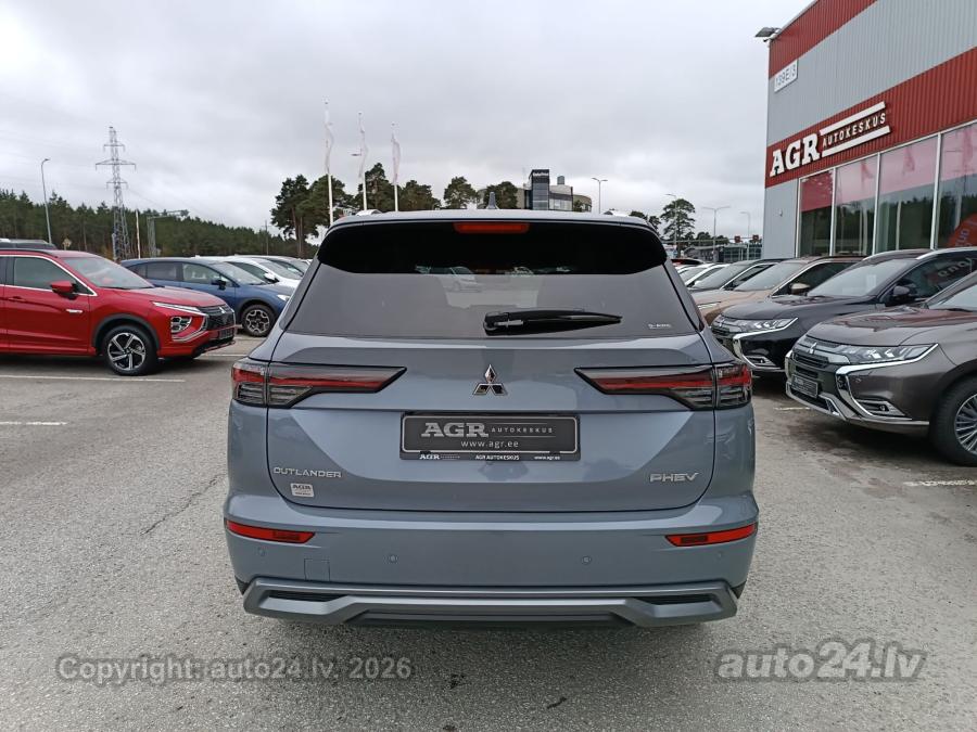 Grey Mitsubishi Outlander 2026 in Tallinn, with an engine capacity of 2.40 L and mileage of 2 thousand km for 50990 €, photo 5 on AUTOMOTO.COM.LV