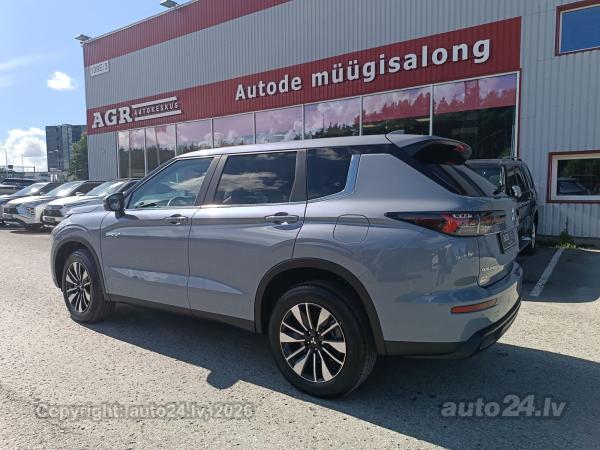 Pelēks Mitsubishi Outlander 2026 Tallina, ar dzinēja tilpumu 2.40 L un nobraukumu 0 tūkst. km par 48990 €, foto 2 vietnē AUTOMOTO.COM.LV