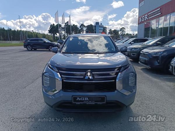 Pelēks Mitsubishi Outlander 2026 Tallina, ar dzinēja tilpumu 2.40 L un nobraukumu 0 tūkst. km par 48990 €, foto 3 vietnē AUTOMOTO.COM.LV
