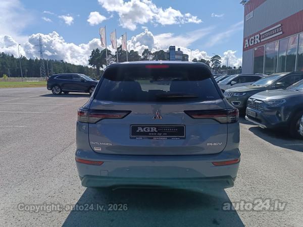 Pelēks Mitsubishi Outlander 2026 Tallina, ar dzinēja tilpumu 2.40 L un nobraukumu 0 tūkst. km par 48990 €, foto 4 vietnē AUTOMOTO.COM.LV