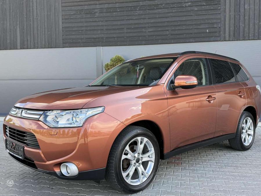 Orange Mitsubishi Outlander 2012 in Siauliai, with an engine capacity of 2.27 L and mileage of 243 thousand km for 8450 €, photo 5 on AUTOMOTO.COM.LV