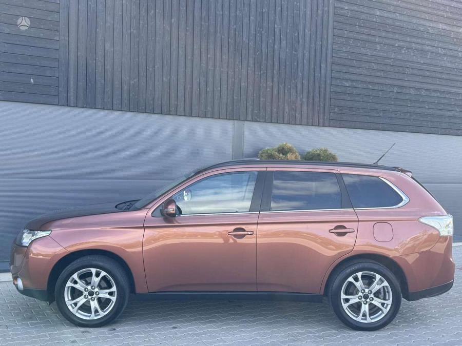 Orange Mitsubishi Outlander 2012 in Siauliai, with an engine capacity of 2.27 L and mileage of 243 thousand km for 8450 €, photo 6 on AUTOMOTO.COM.LV