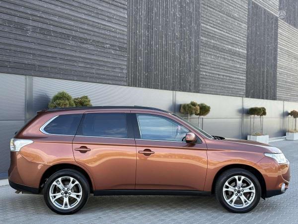 Orange Mitsubishi Outlander 2012 in Siauliai, with an engine capacity of 2.27 L and mileage of 243 thousand km for 8450 €, photo 7 on AUTOMOTO.COM.LV