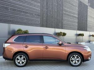 Orange Mitsubishi Outlander 2012 in Siauliai, with an engine capacity of 2.27 L and mileage of 243 thousand km for 8450 €, photo 7 on AUTOMOTO.COM.LV