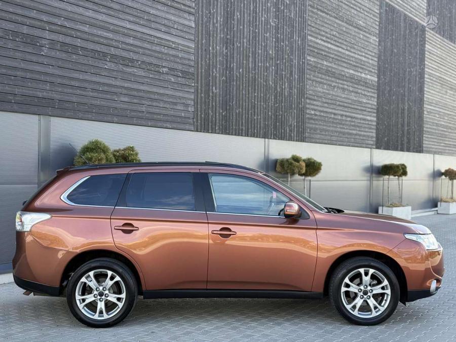 Orange Mitsubishi Outlander 2012 in Siauliai, with an engine capacity of 2.27 L and mileage of 243 thousand km for 8450 €, photo 7 on AUTOMOTO.COM.LV