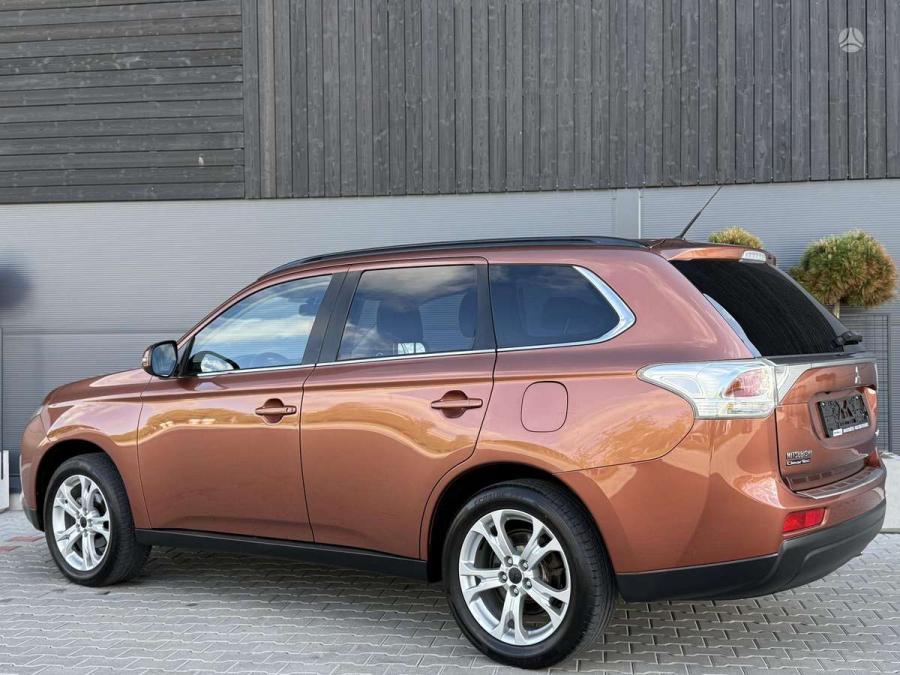 Orange Mitsubishi Outlander 2012 in Siauliai, with an engine capacity of 2.27 L and mileage of 243 thousand km for 8450 €, photo 8 on AUTOMOTO.COM.LV