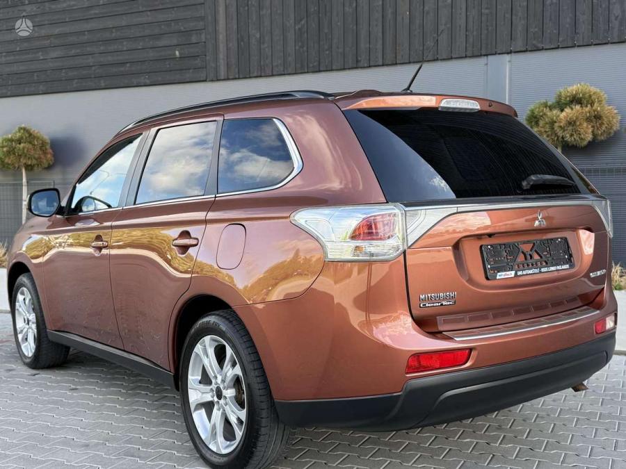 Orange Mitsubishi Outlander 2012 in Siauliai, with an engine capacity of 2.27 L and mileage of 243 thousand km for 8450 €, photo 10 on AUTOMOTO.COM.LV