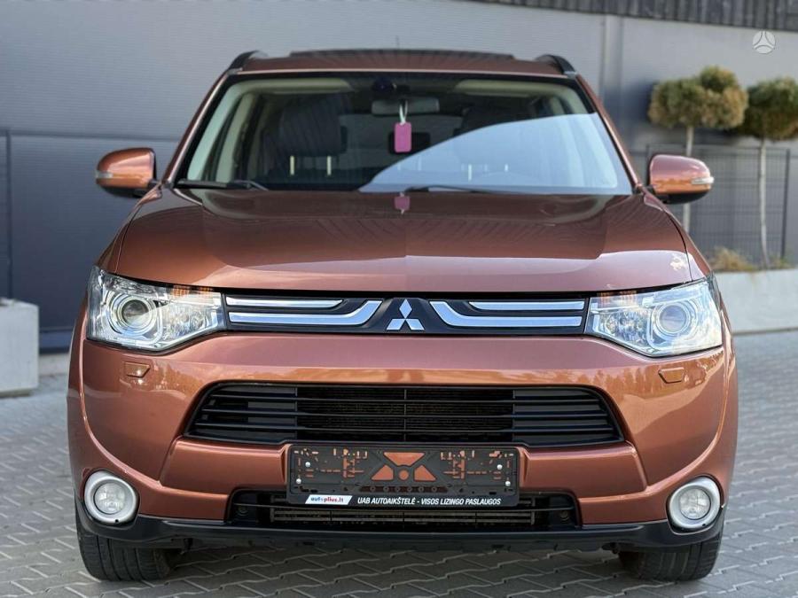 Orange Mitsubishi Outlander 2012 in Siauliai, with an engine capacity of 2.27 L and mileage of 243 thousand km for 8450 €, photo 12 on AUTOMOTO.COM.LV