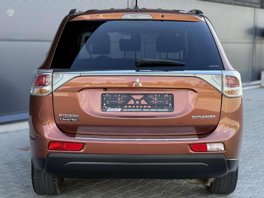 Orange Mitsubishi Outlander 2012 in Siauliai, with an engine capacity of 2.27 L and mileage of 243 thousand km for 8450 €, photo 13 on AUTOMOTO.COM.LV