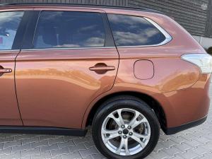 Orange Mitsubishi Outlander 2012 in Siauliai, with an engine capacity of 2.27 L and mileage of 243 thousand km for 8450 €, photo 17 on AUTOMOTO.COM.LV
