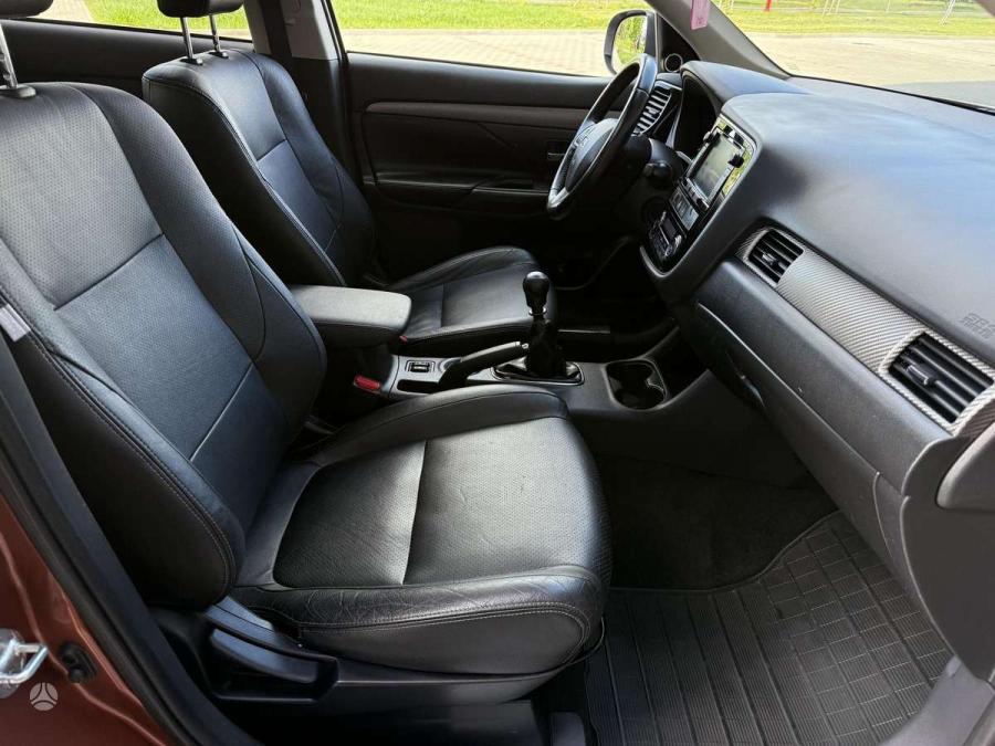 Orange Mitsubishi Outlander 2012 in Siauliai, with an engine capacity of 2.27 L and mileage of 243 thousand km for 8450 €, photo 24 on AUTOMOTO.COM.LV