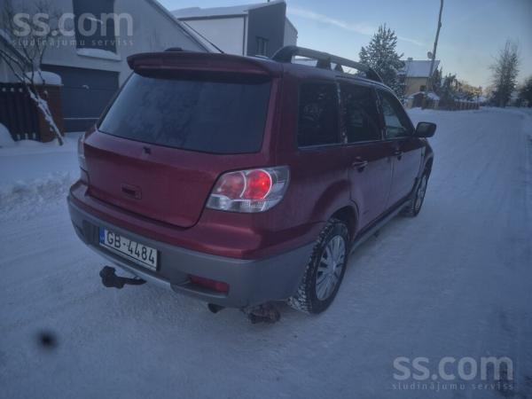 Red Mitsubishi Outlander 2004 in Daugavpils, with an engine capacity of 2.40 L and mileage of 321 thousand km for 1550 €, photo 3 on AUTOMOTO.COM.LV