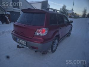 Red Mitsubishi Outlander 2004 in Daugavpils, with an engine capacity of 2.40 L and mileage of 321 thousand km for 1550 €, photo 3 on AUTOMOTO.COM.LV