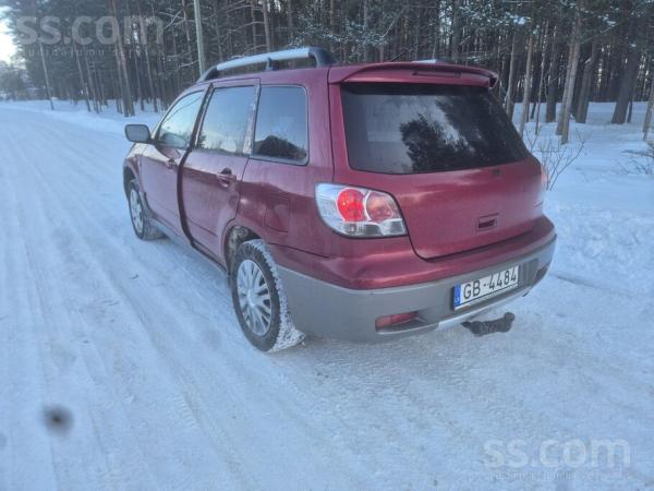 Red Mitsubishi Outlander 2004 in Daugavpils, with an engine capacity of 2.40 L and mileage of 321 thousand km for 1550 €, photo 4 on AUTOMOTO.COM.LV