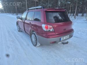 Red Mitsubishi Outlander 2004 in Daugavpils, with an engine capacity of 2.40 L and mileage of 321 thousand km for 1550 €, photo 4 on AUTOMOTO.COM.LV