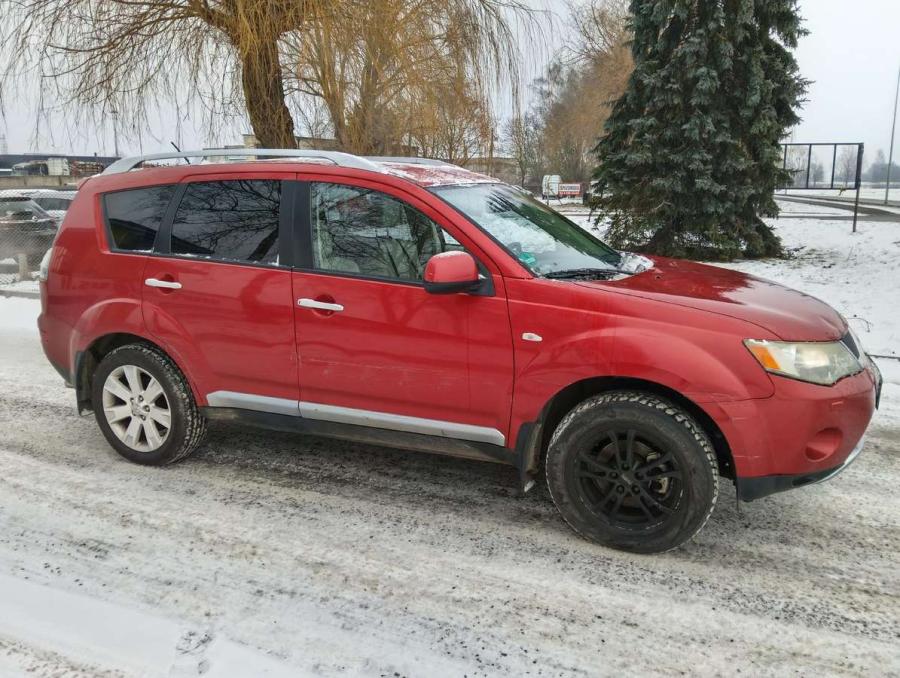 Red Mitsubishi Outlander 2008 in Marijampole, with an engine capacity of 2.20 L and mileage of 377 thousand km for 2000 €, photo 3 on AUTOMOTO.COM.LV
