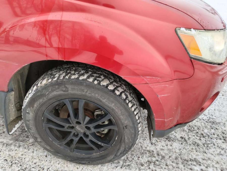 Red Mitsubishi Outlander 2008 in Marijampole, with an engine capacity of 2.20 L and mileage of 377 thousand km for 2000 €, photo 4 on AUTOMOTO.COM.LV