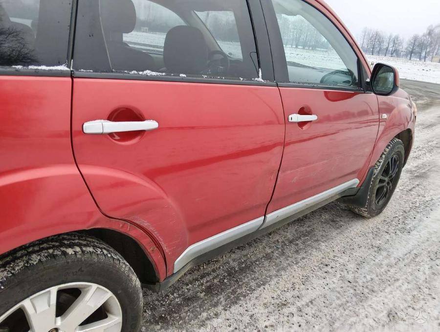 Red Mitsubishi Outlander 2008 in Marijampole, with an engine capacity of 2.20 L and mileage of 377 thousand km for 2000 €, photo 6 on AUTOMOTO.COM.LV