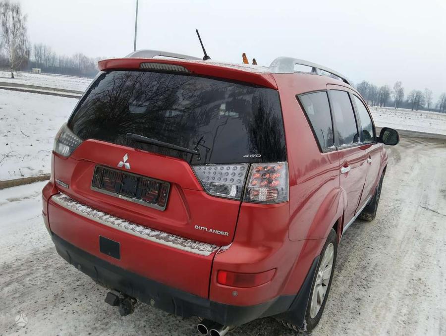 Red Mitsubishi Outlander 2008 in Marijampole, with an engine capacity of 2.20 L and mileage of 377 thousand km for 2000 €, photo 7 on AUTOMOTO.COM.LV