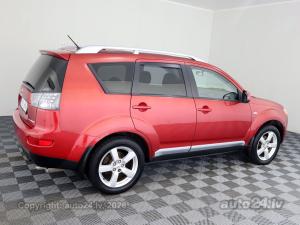 Red Mitsubishi Outlander 2008 in Tallinn, with an engine capacity of 2.40 L and mileage of 175 thousand km for 2499 €, photo 4 on AUTOMOTO.COM.LV