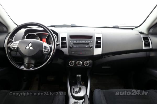 Mitsubishi Outlander 2008 in Tallinn on AUTOMOTO.COM.LV Red Mitsubishi Outlander 2008 in Tallinn, with an engine capacity of 2.40 L and mileage of 175 thousand km for 2499 €, photo 6 on AUTOMOTO.COM.LV