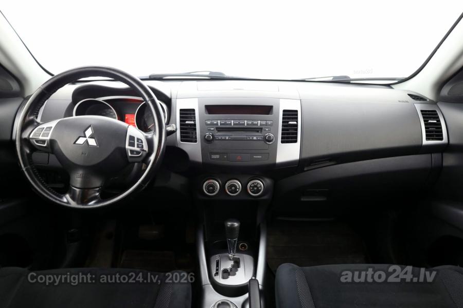 Red Mitsubishi Outlander 2008 in Tallinn, with an engine capacity of 2.40 L and mileage of 175 thousand km for 2499 €, photo 6 on AUTOMOTO.COM.LV