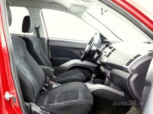 Red Mitsubishi Outlander 2008 in Tallinn, with an engine capacity of 2.40 L and mileage of 175 thousand km for 2499 €, photo 7 on AUTOMOTO.COM.LV