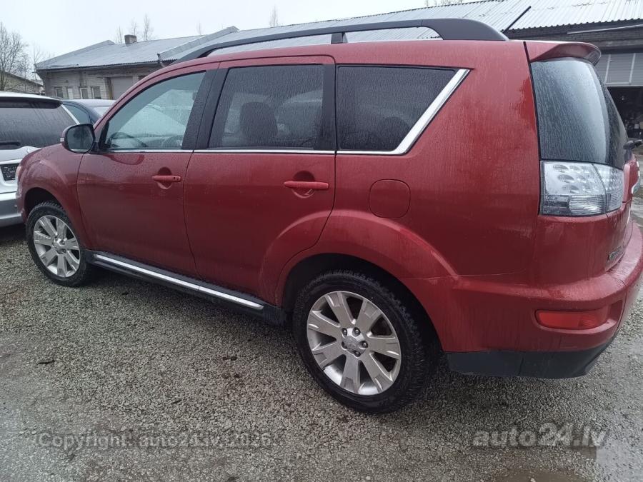 Sarkans Mitsubishi Outlander 2011 Tallina, ar dzinēja tilpumu 2.20 L un nobraukumu 329 tūkst. km par 6500 €, foto 4 vietnē AUTOMOTO.COM.LV