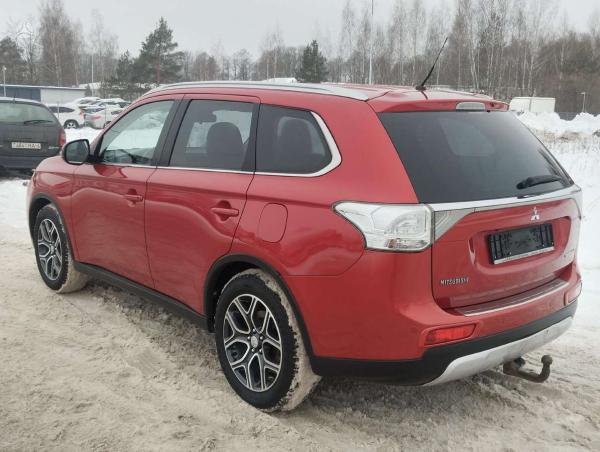Red Mitsubishi Outlander 2014 in Taurage, with an engine capacity of 2.30 L and mileage of 275 thousand km for 7000 €, photo 3 on AUTOMOTO.COM.LV