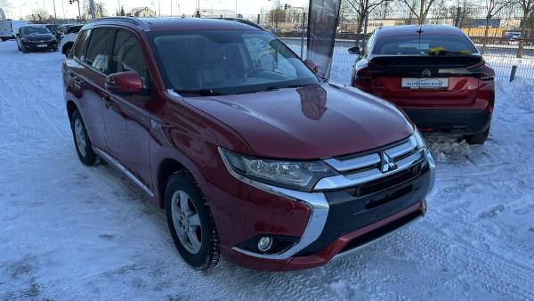 Red Mitsubishi Outlander 2015 in Klaipeda, with an engine capacity of 2.00 L and mileage of 199 thousand km for 12400 €, photo 1 on AUTOMOTO.COM.LV