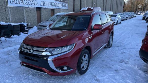 Red Mitsubishi Outlander 2015 in Klaipeda, with an engine capacity of 2.00 L and mileage of 199 thousand km for 12400 €, photo 3 on AUTOMOTO.COM.LV