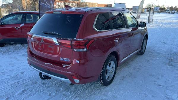 Red Mitsubishi Outlander 2015 in Klaipeda, with an engine capacity of 2.00 L and mileage of 199 thousand km for 12400 €, photo 4 on AUTOMOTO.COM.LV