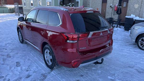 Red Mitsubishi Outlander 2015 in Klaipeda, with an engine capacity of 2.00 L and mileage of 199 thousand km for 12400 €, photo 6 on AUTOMOTO.COM.LV