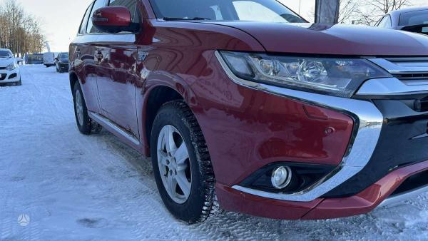 Red Mitsubishi Outlander 2015 in Klaipeda, with an engine capacity of 2.00 L and mileage of 199 thousand km for 12400 €, photo 10 on AUTOMOTO.COM.LV