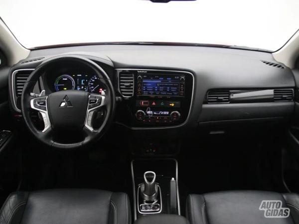 Sarkans Mitsubishi Outlander 2015 Viļņa, ar dzinēja tilpumu 2.00 L un nobraukumu 212 tūkst. km par 12499 €, foto 2 vietnē AUTOMOTO.COM.LV