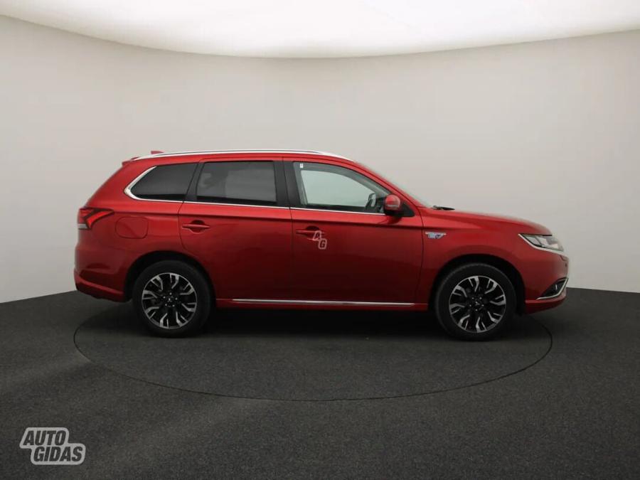 Red Mitsubishi Outlander 2015 in Vilnius, with an engine capacity of 2.00 L and mileage of 212 thousand km for 12499 €, photo 10 on AUTOMOTO.COM.LV