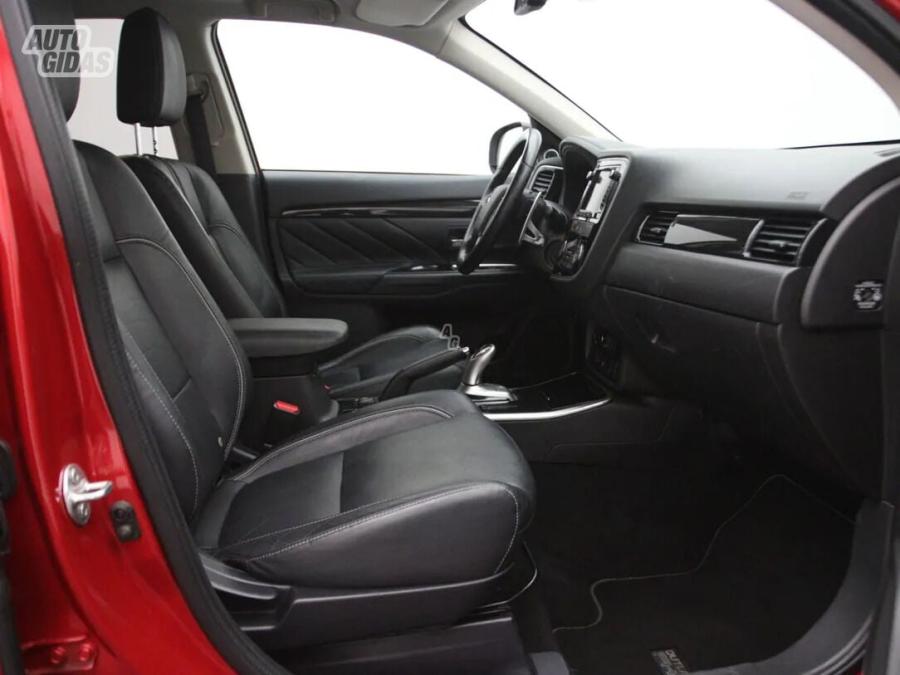 Red Mitsubishi Outlander 2015 in Vilnius, with an engine capacity of 2.00 L and mileage of 212 thousand km for 12499 €, photo 15 on AUTOMOTO.COM.LV