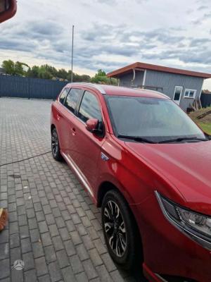 Red Mitsubishi Outlander 2015 in Palanga, with an engine capacity of 2.00 L and mileage of 291 thousand km for 8900 €, photo 3 on AUTOMOTO.COM.LV