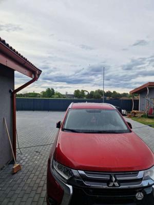 Red Mitsubishi Outlander 2015 in Palanga, with an engine capacity of 2.00 L and mileage of 291 thousand km for 8900 €, photo 4 on AUTOMOTO.COM.LV