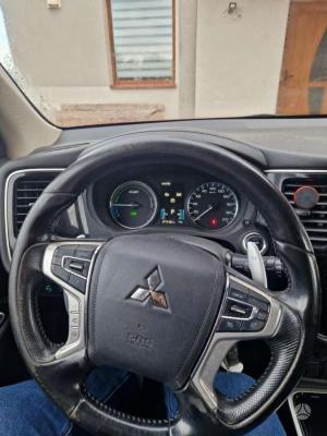 Red Mitsubishi Outlander 2015 in Palanga, with an engine capacity of 2.00 L and mileage of 291 thousand km for 8900 €, photo 5 on AUTOMOTO.COM.LV