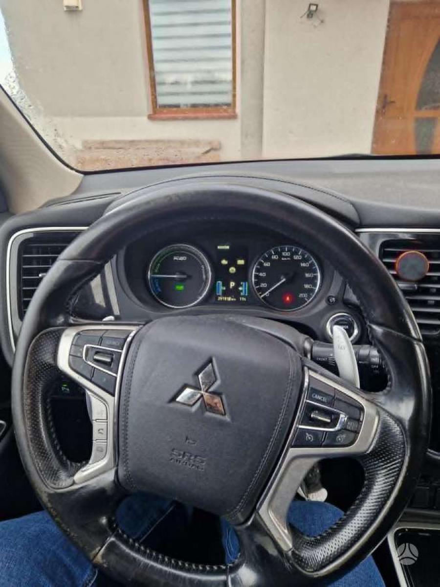 Red Mitsubishi Outlander 2015 in Palanga, with an engine capacity of 2.00 L and mileage of 291 thousand km for 8900 €, photo 5 on AUTOMOTO.COM.LV