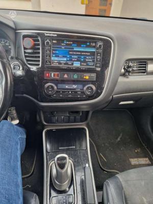 Red Mitsubishi Outlander 2015 in Palanga, with an engine capacity of 2.00 L and mileage of 291 thousand km for 8900 €, photo 6 on AUTOMOTO.COM.LV