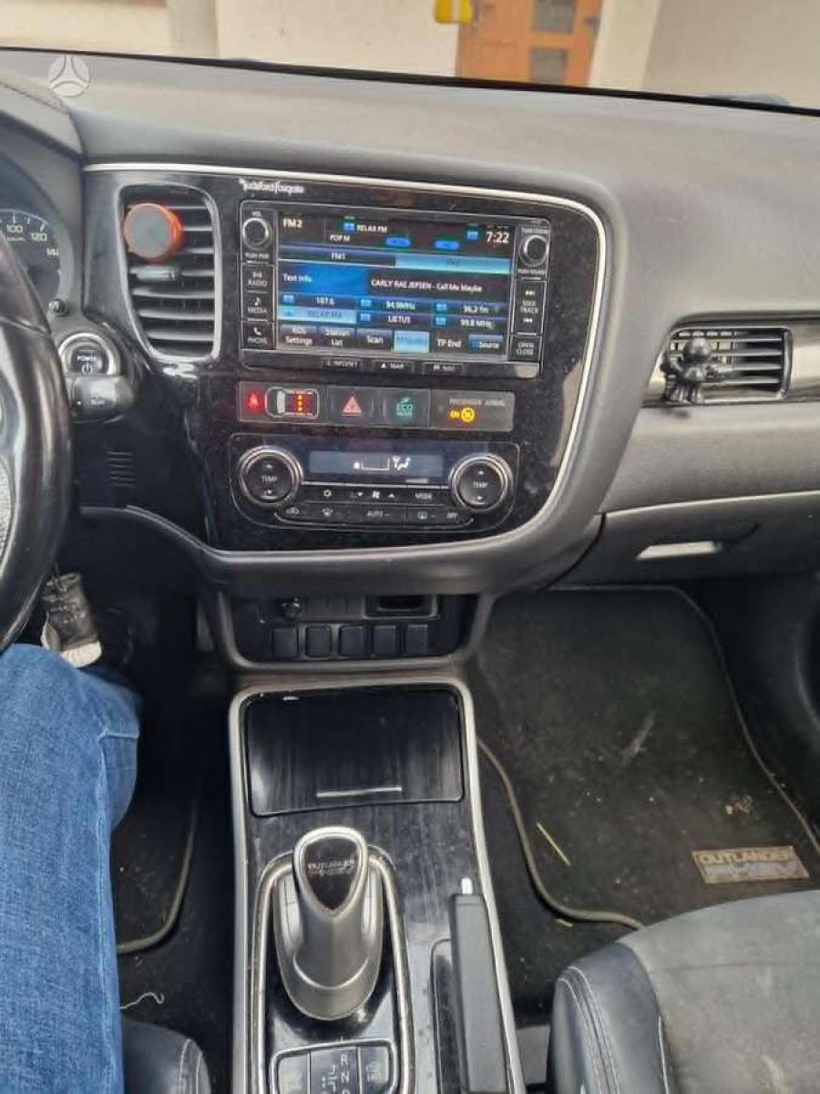 Red Mitsubishi Outlander 2015 in Palanga, with an engine capacity of 2.00 L and mileage of 291 thousand km for 8900 €, photo 6 on AUTOMOTO.COM.LV