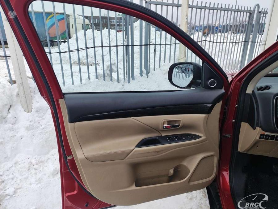 Red Mitsubishi Outlander 2017 in Klaipeda, with an engine capacity of 2.00 L and mileage of 250 thousand km for 12900 €, photo 19 on AUTOMOTO.COM.LV